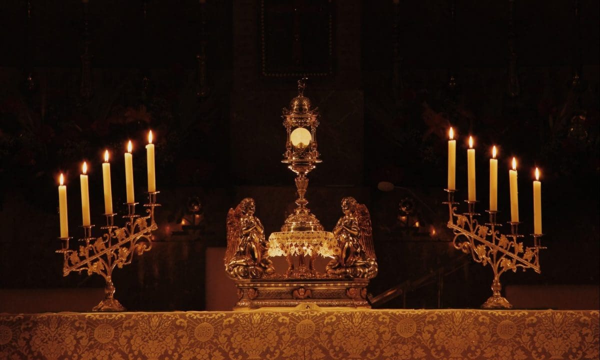 Infographic: 8 Ways To Pray During Adoration | Catholic-Link